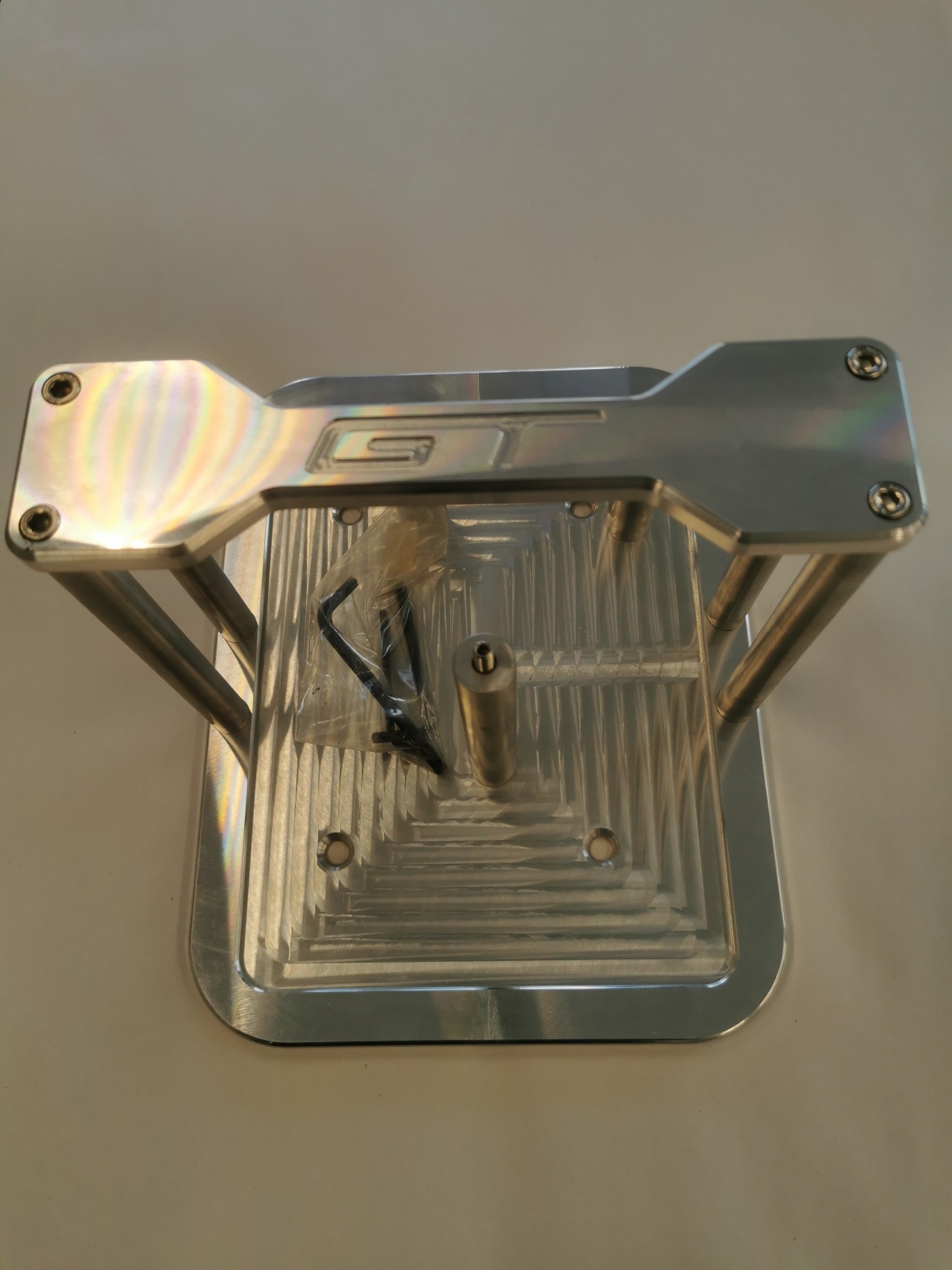 Support de batterie en aluminium machiné. - Mustang Revolution